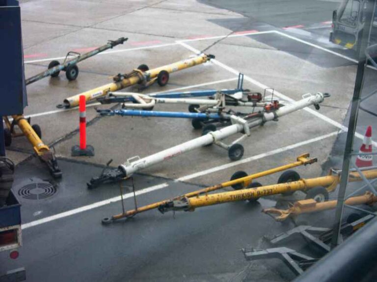 How Aircraft Pushback Tractors Work? | Aviation Learnings