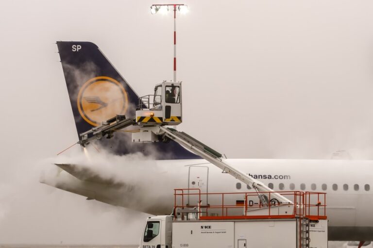 Aircraft Deicing & Anti-Icing Procedure, Equipment & Fluids | Aircraft ...